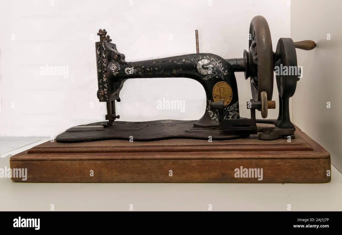 Old rusty vintage sewing machine hi-res stock photography and images ...