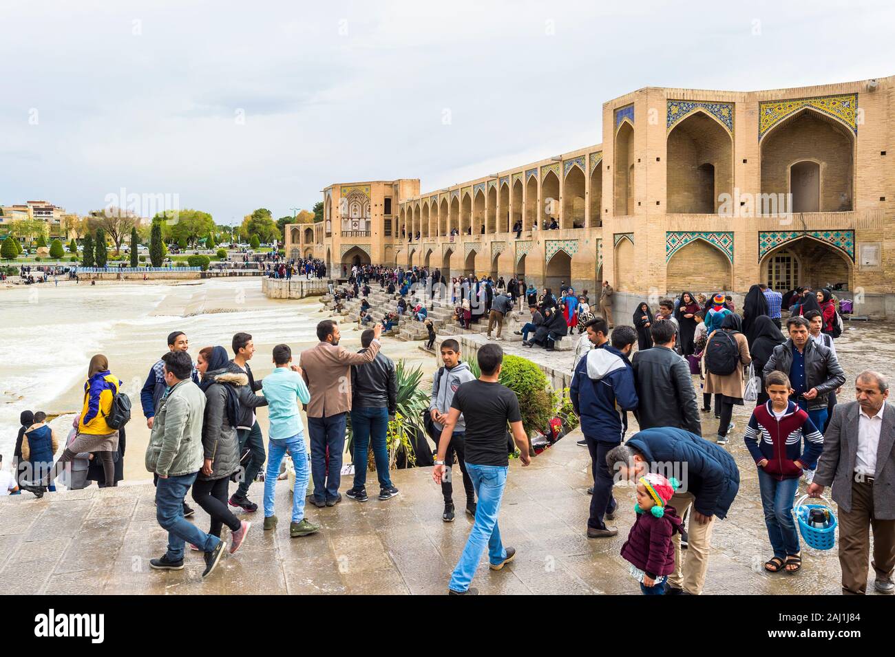 Zayanderud river isfahan hi-res stock photography and images - Alamy