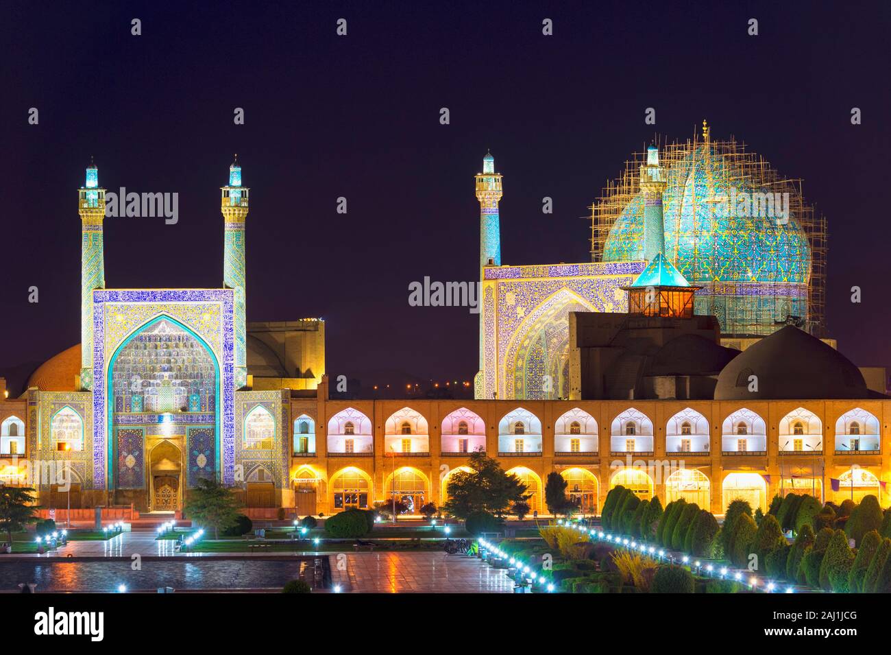 Masjed-e Imam Mosque at night, Maydam-e Iman square, Esfahan, Iran ...