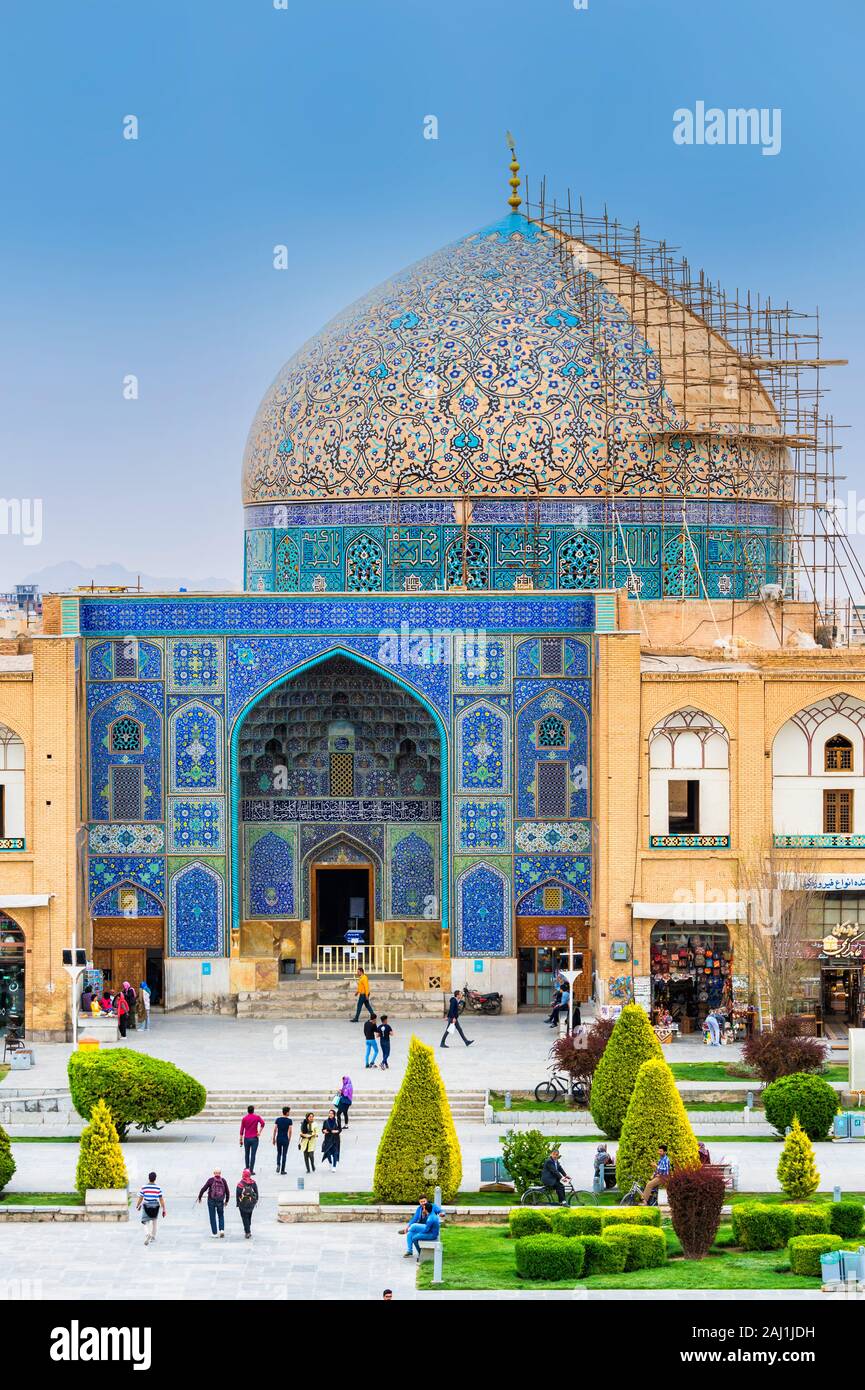 Entrance and dome, Sheikh Lotfallah Mosque, Maydam-e Iman square ...