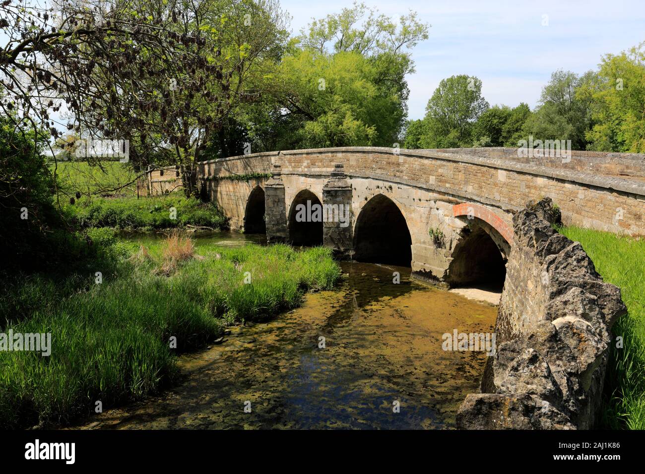 Stone bridge over the River Welland, Duddington village ...