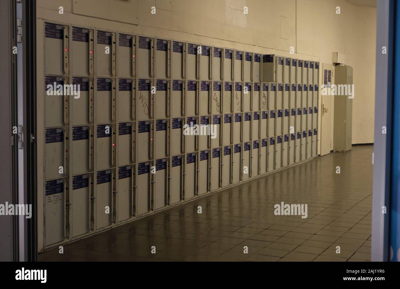 Left luggage lockers hi-res stock photography and images - Alamy