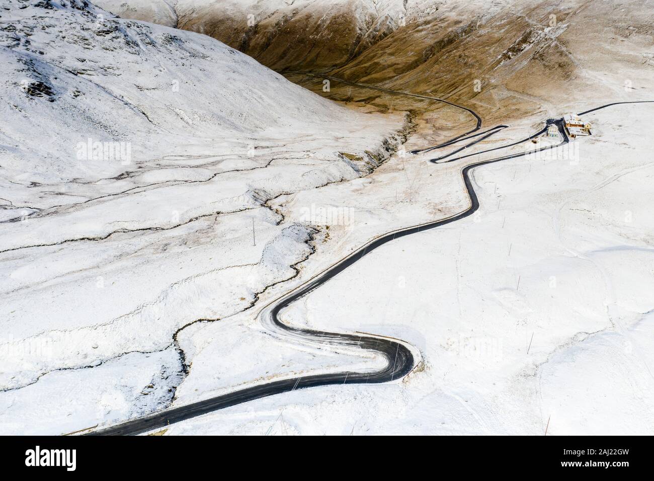 S shape road hi-res stock photography and images - Alamy