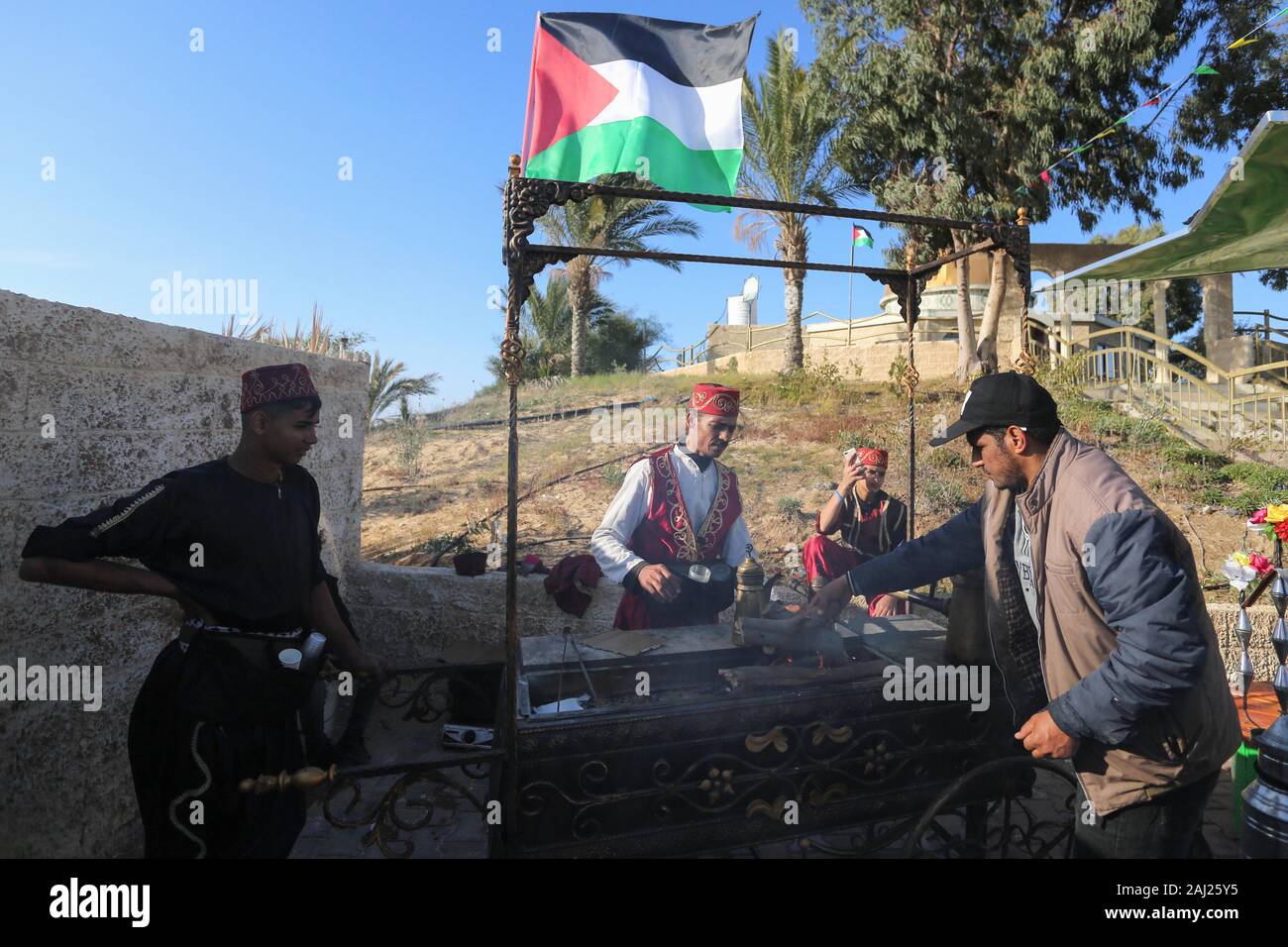 Palestinian man in traditional clothes hi-res stock photography and ...