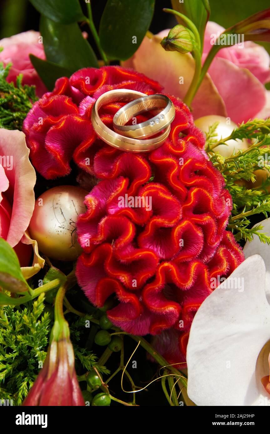 wedding bouquet with roses and rings Stock Photo - Alamy