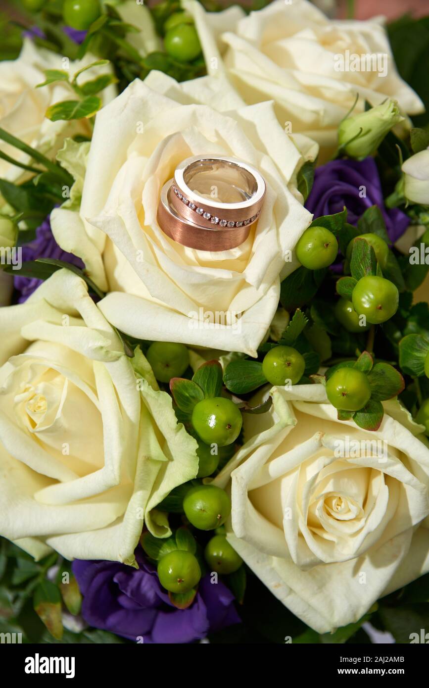 wedding bouquet with roses and rings Stock Photo - Alamy