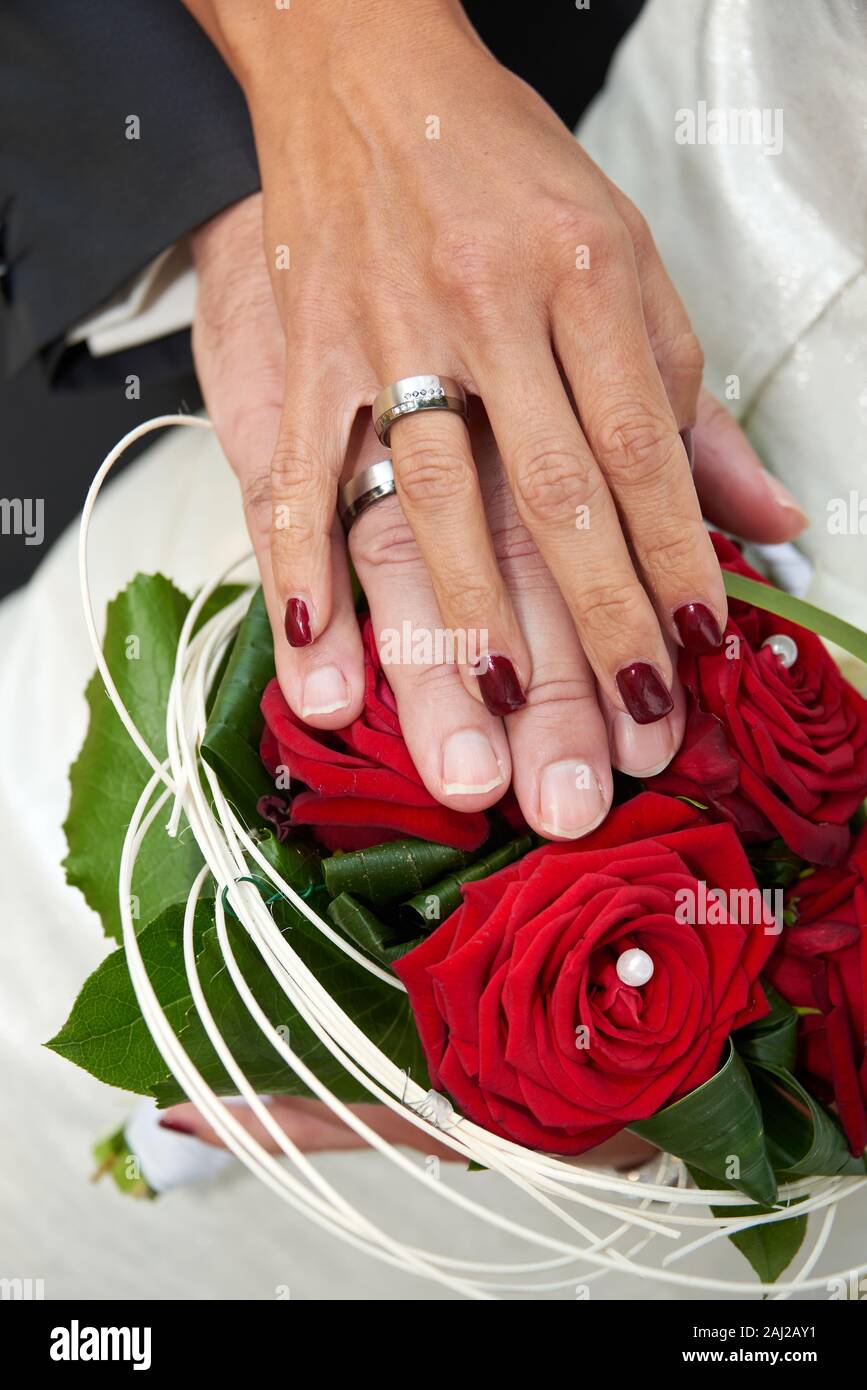wedding couple hand in hand Stock Photo - Alamy