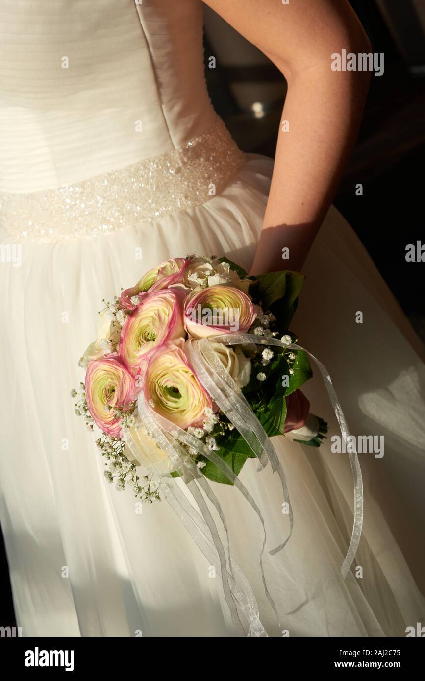 bride holding wedding bouquet Stock Photo - Alamy