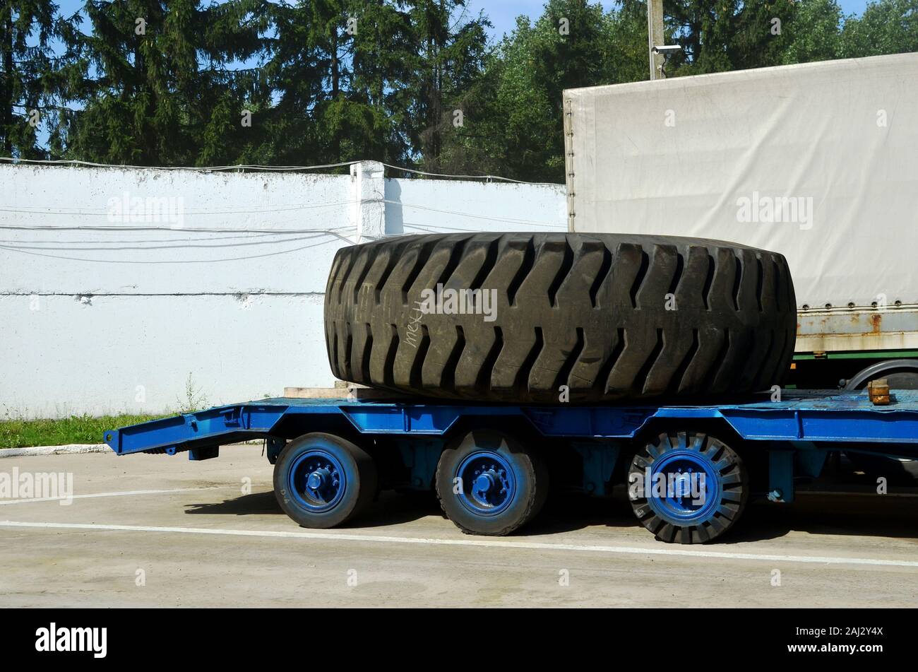 Giant road transport truck lorry hi-res stock photography and images ...