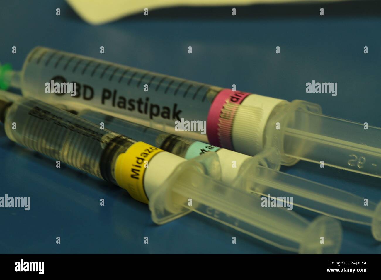 Hospital operating theatre instruments hi-res stock photography and ...