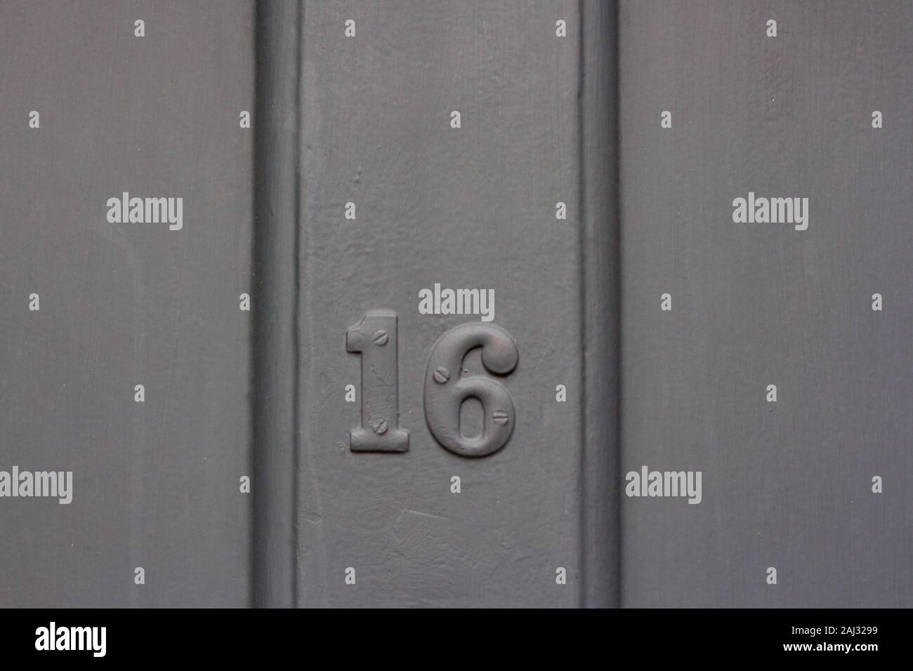 Monochrome house number 16 in gray Stock Photo - Alamy