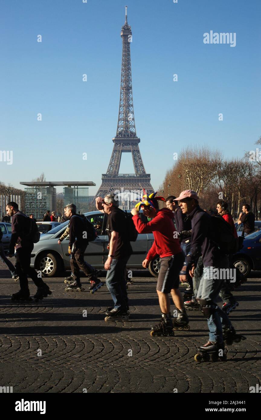 ROLLER SKATING - PARIS ROLLERS - ROLLER SKATING PEOPLE GATHERING IN ...