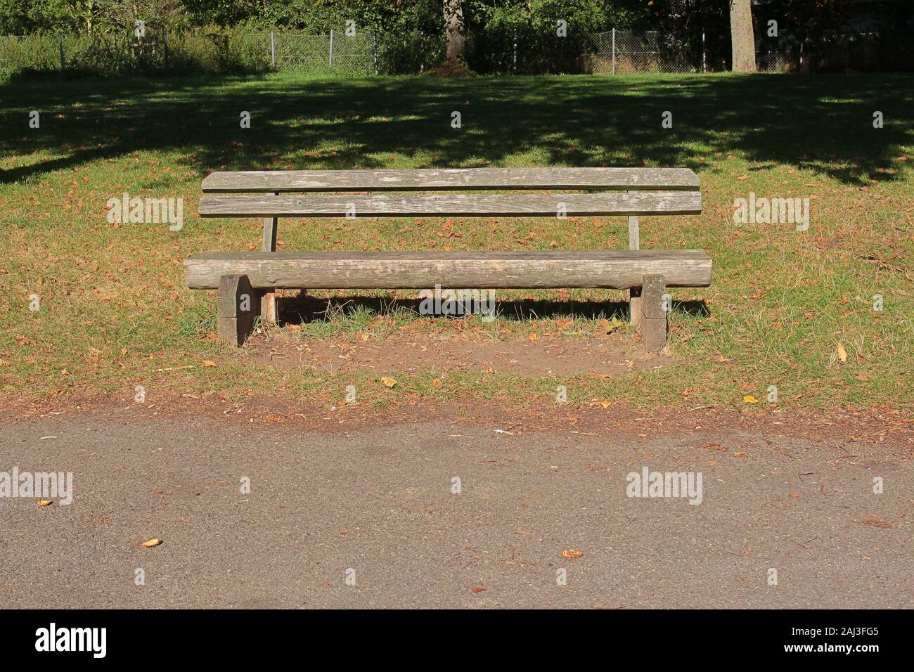 Empty public park green grass hi-res stock photography and images - Alamy
