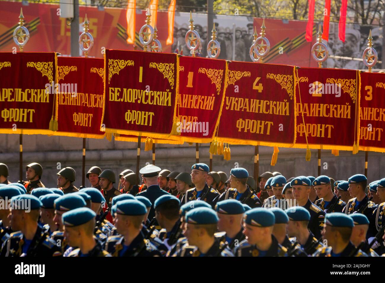Moscow, Russia. 7th of May, 2015 Russian servicemen hold banners with ...