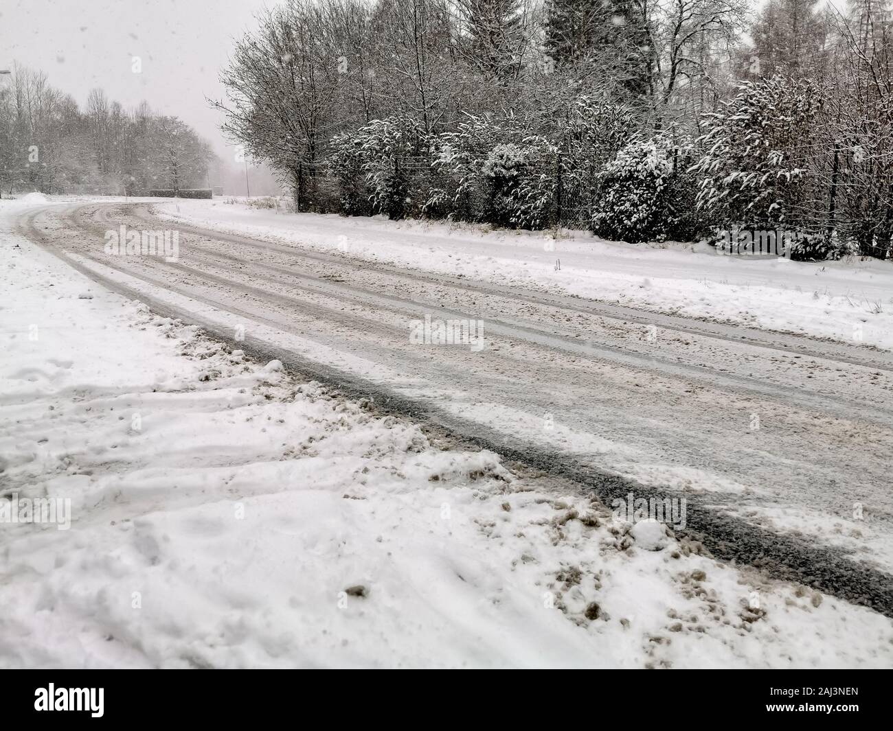 Empty snowy street hi-res stock photography and images - Alamy