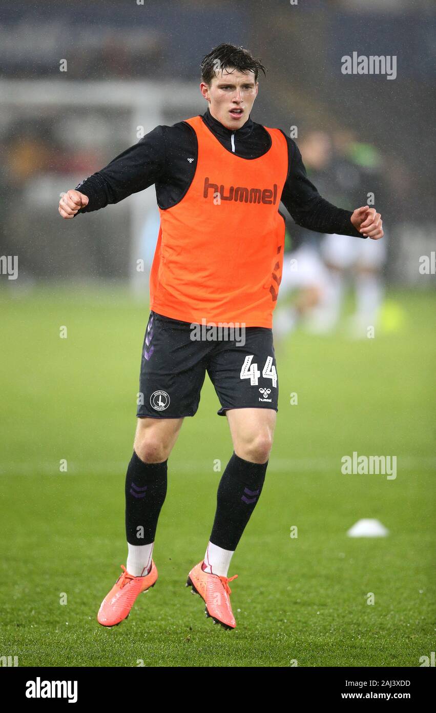 Charlton athletics josh davison warming up hi-res stock photography and ...