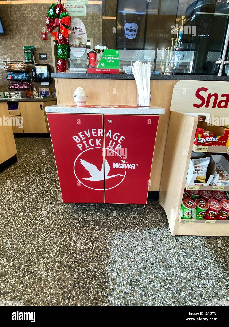 Convenience store interior counter hi-res stock photography and images ...