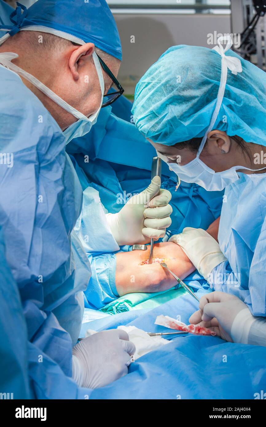 Group doctors performing surgery hi-res stock photography and images ...