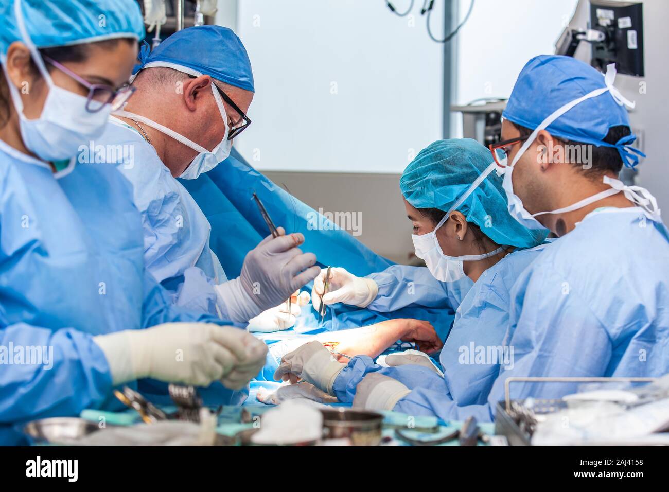Team surgeons performing surgery hospital hi-res stock photography and ...