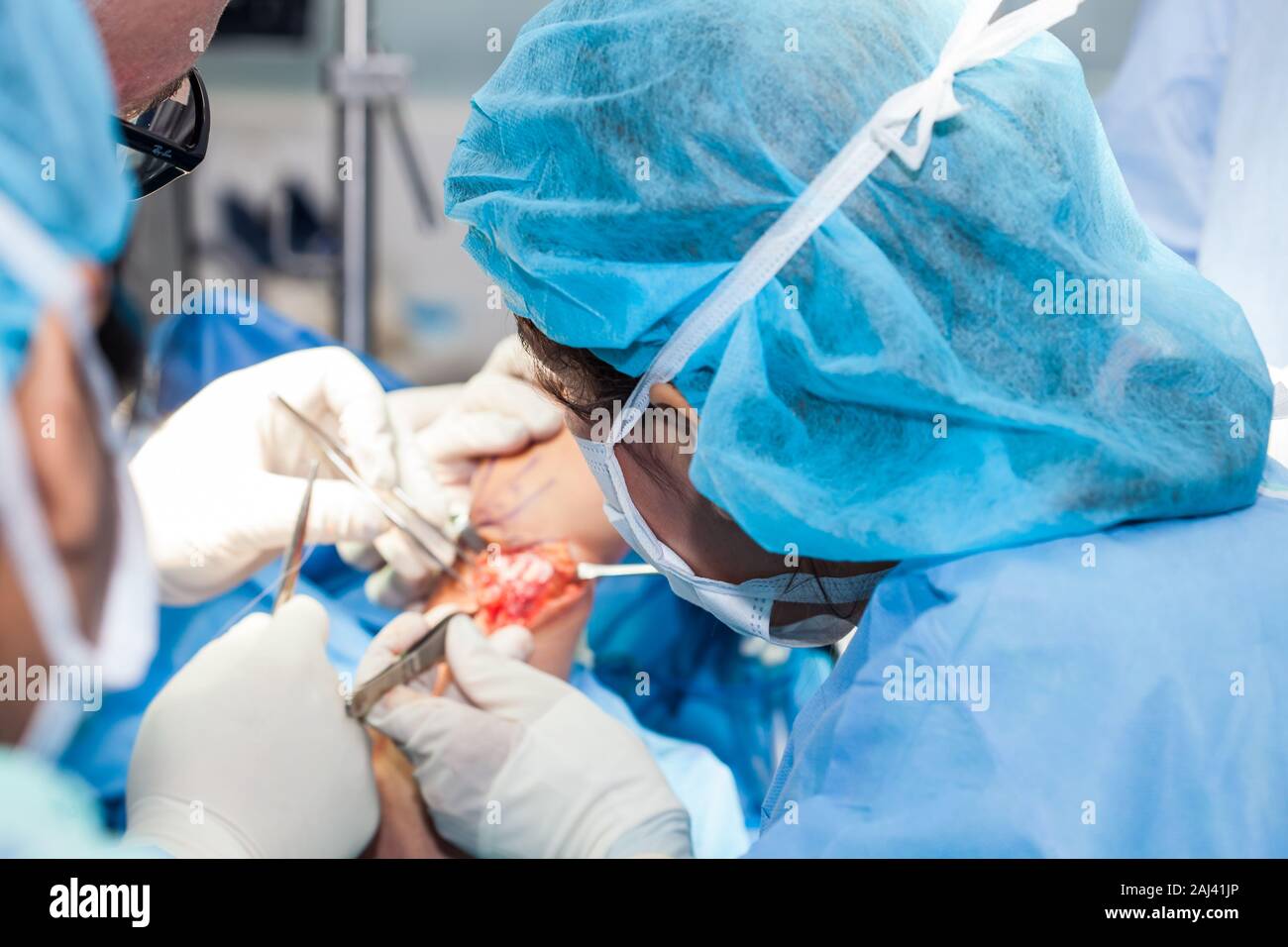 Female surgeon performing a wrist surgery Stock Photo - Alamy