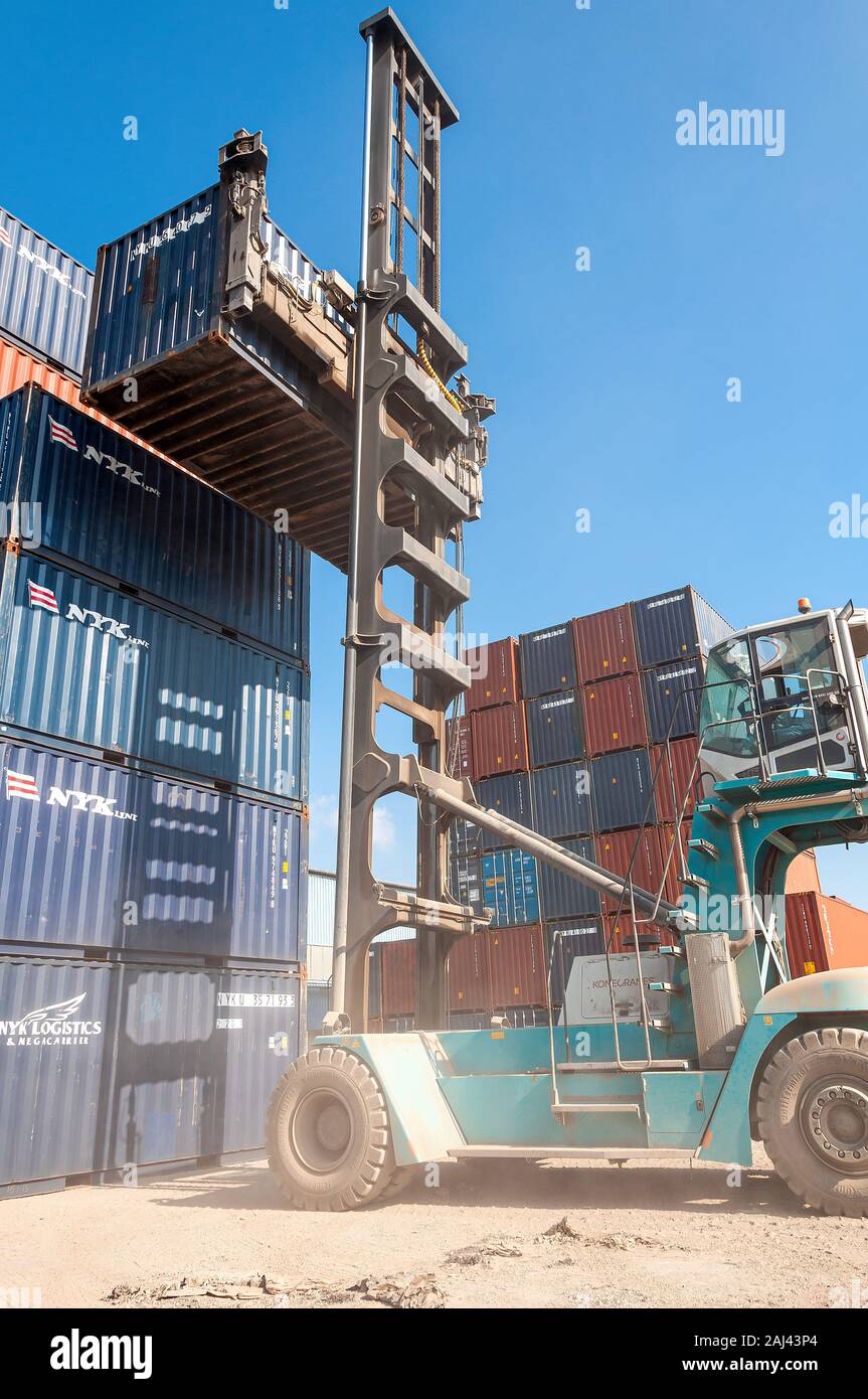 Shipping container area hi-res stock photography and images - Alamy