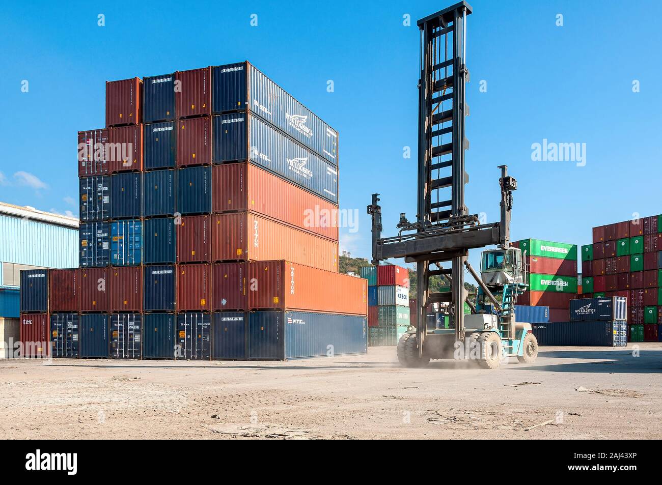 Shipping container area hi-res stock photography and images - Alamy