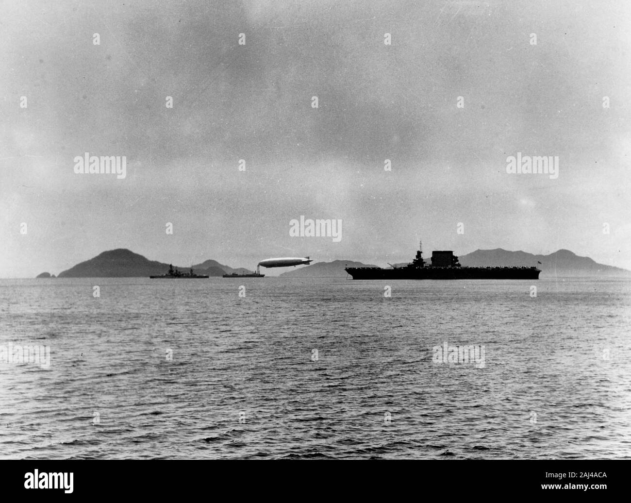 The U.S. Navy airship USS Los Angeles (ZR-3) (center distance) moored ...