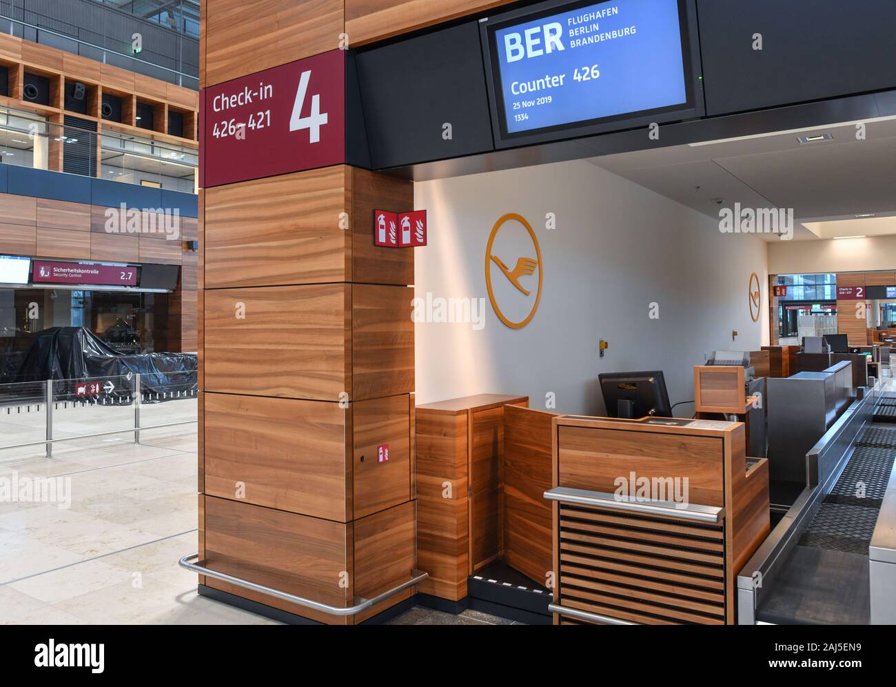 Lufthansa logo crane hi-res stock photography and images - Alamy