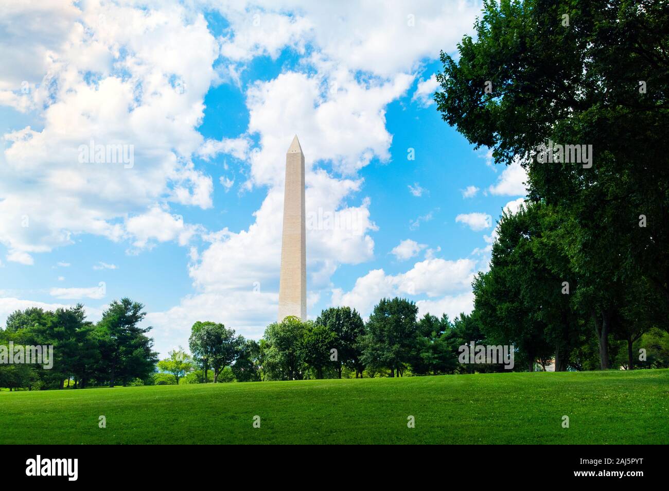 Low angle lawn view of Washington Memorial Monument Stock Photo - Alamy