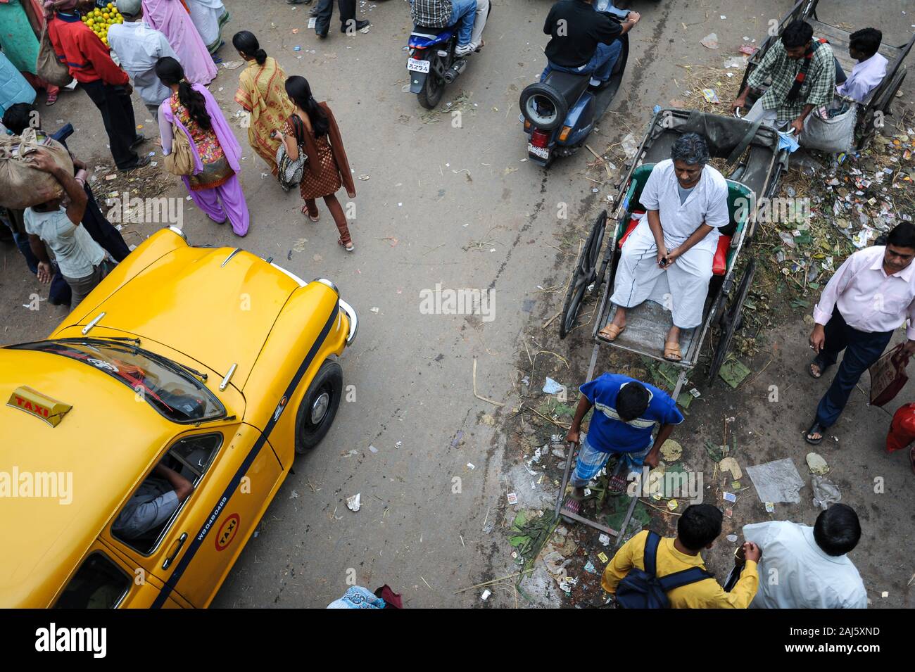 Indian traffic street scene chaos hi-res stock photography and images ...