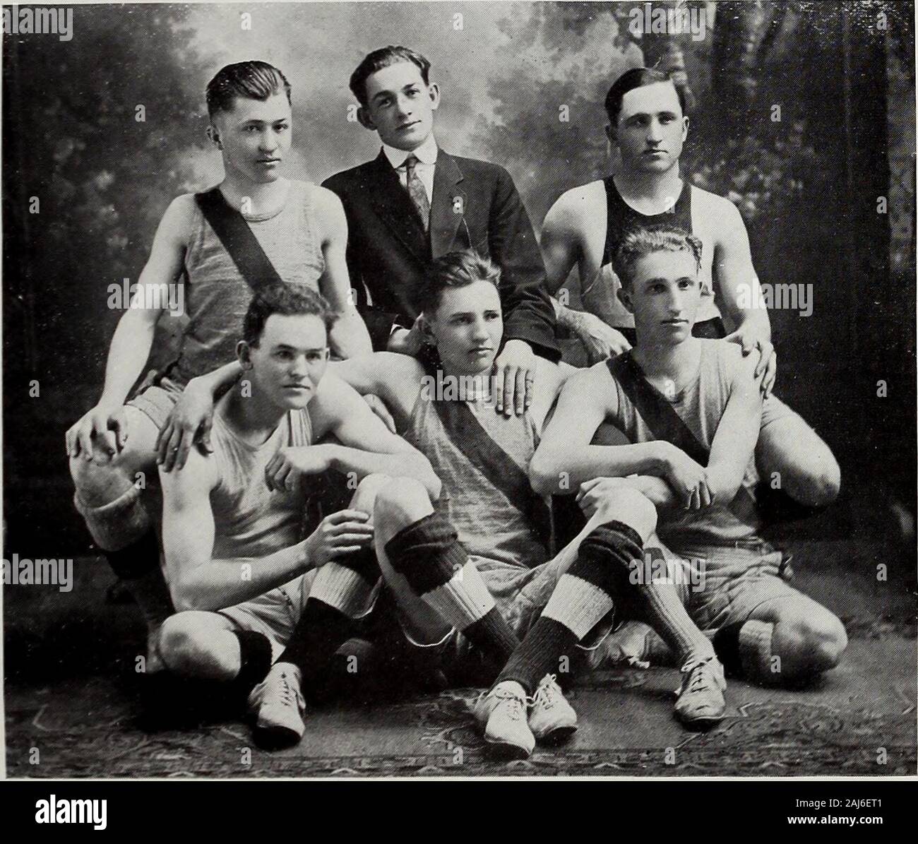 The round-up . SOPHOMORES Mansell, Tunici-, Grogan, Brown, Robertson ...