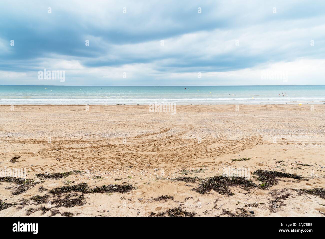 Beach with dark clouds and incoming rain storm. Vacation with bad ...
