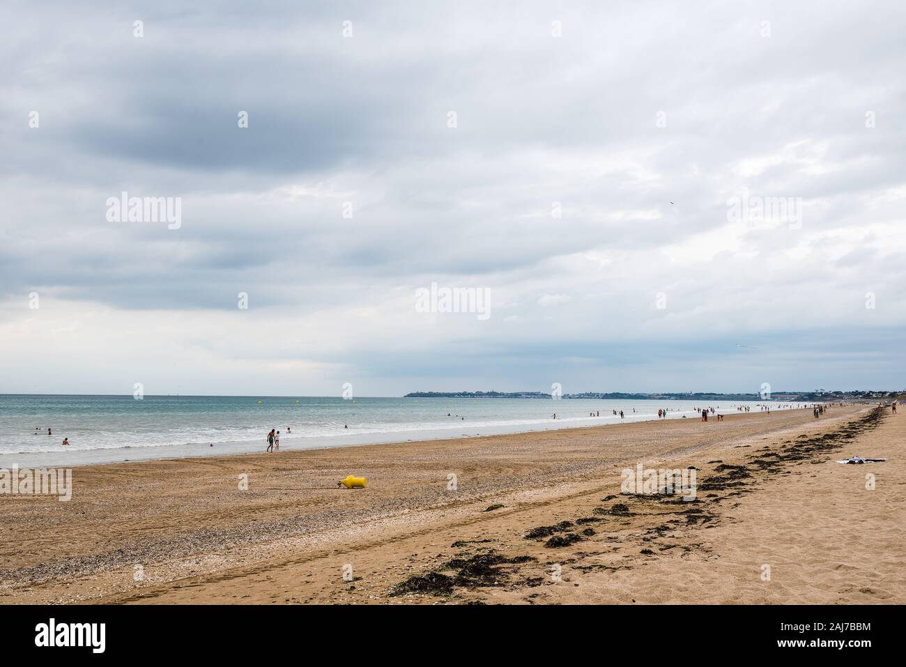 Beach with dark clouds and incoming rain storm. Vacation with bad ...