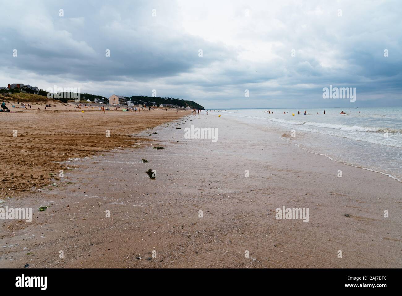 Beach with dark clouds and incoming rain storm. Vacation with bad ...