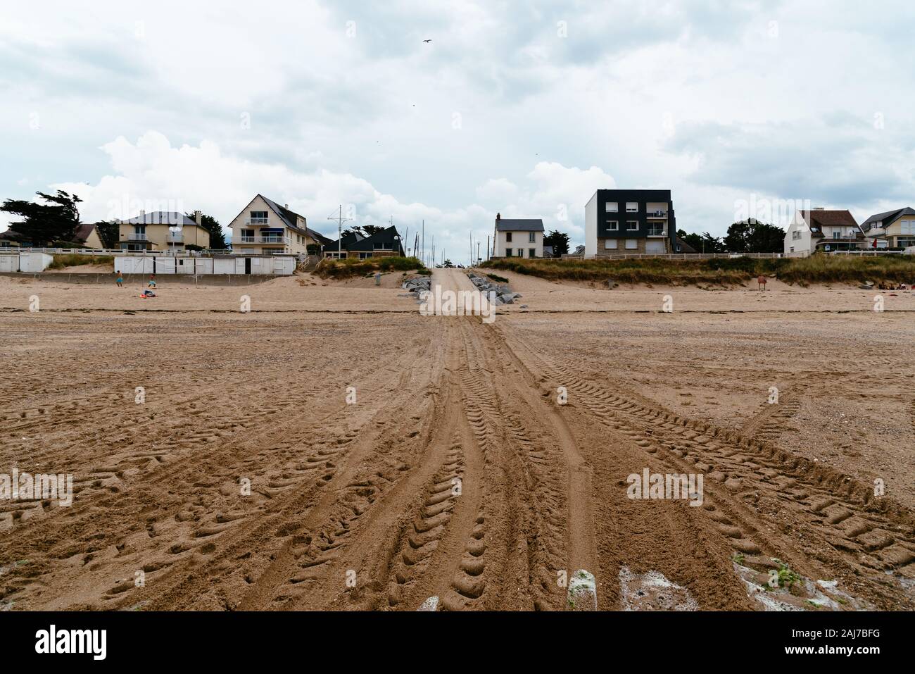 Beach with dark clouds and incoming rain storm. Vacation with bad ...