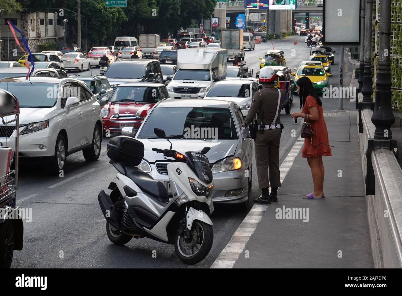 Woman police officer on duty patrol hi-res stock photography and images ...