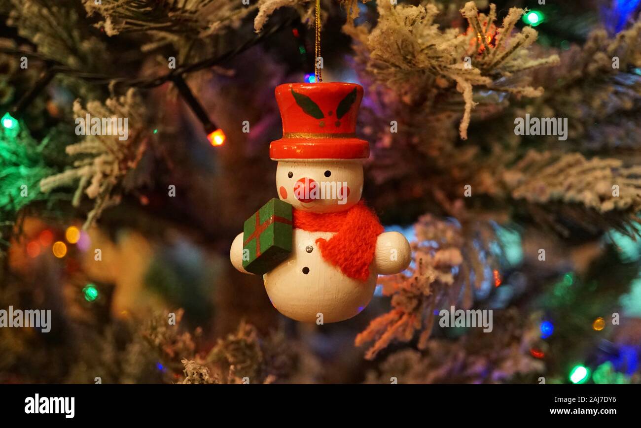 Tree and snowman hi-res stock photography and images - Alamy