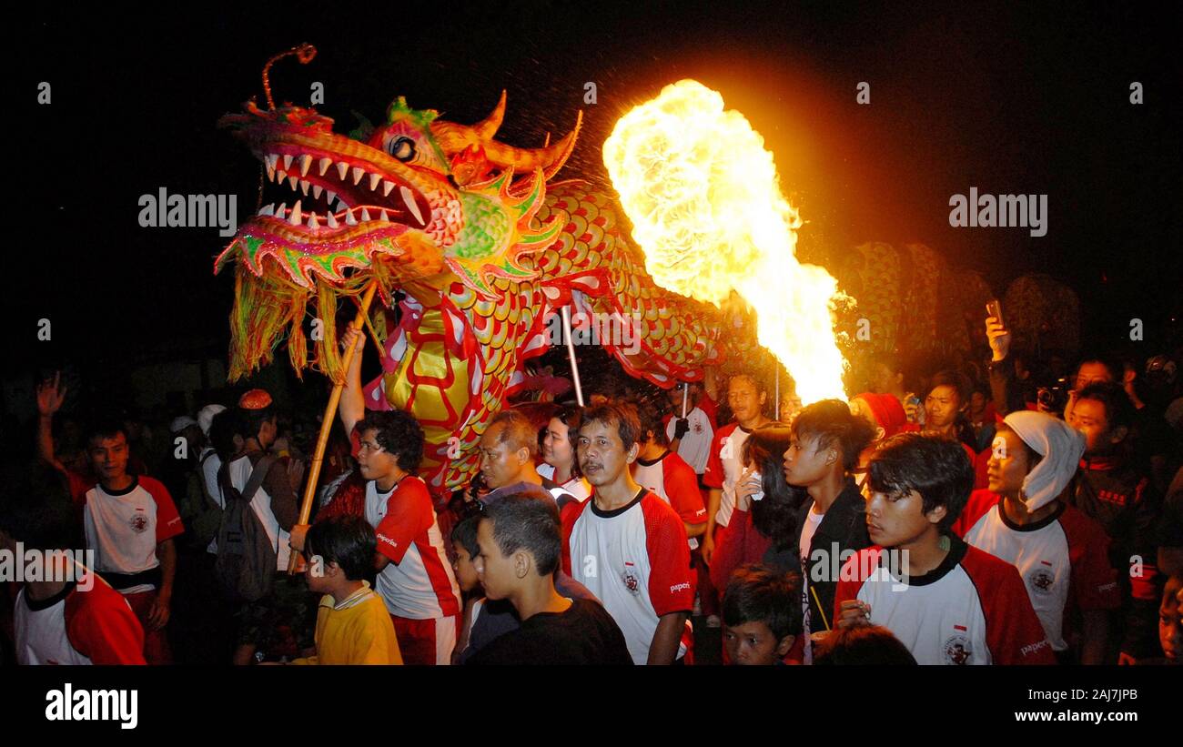 A dragon puppet, fire spray and the crowd in Chinese new year ...