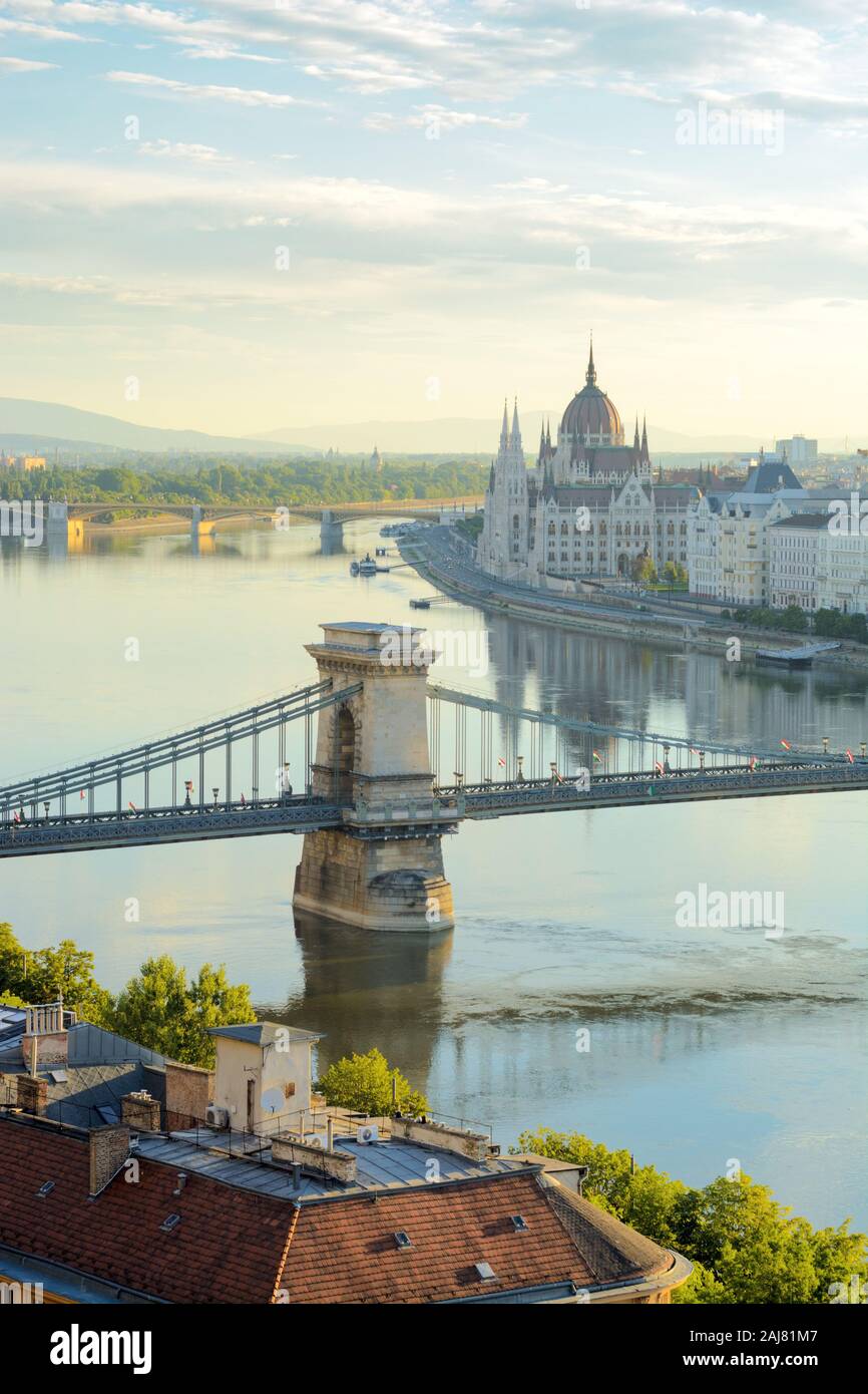Chain bridge parliament building in hi-res stock photography and images ...