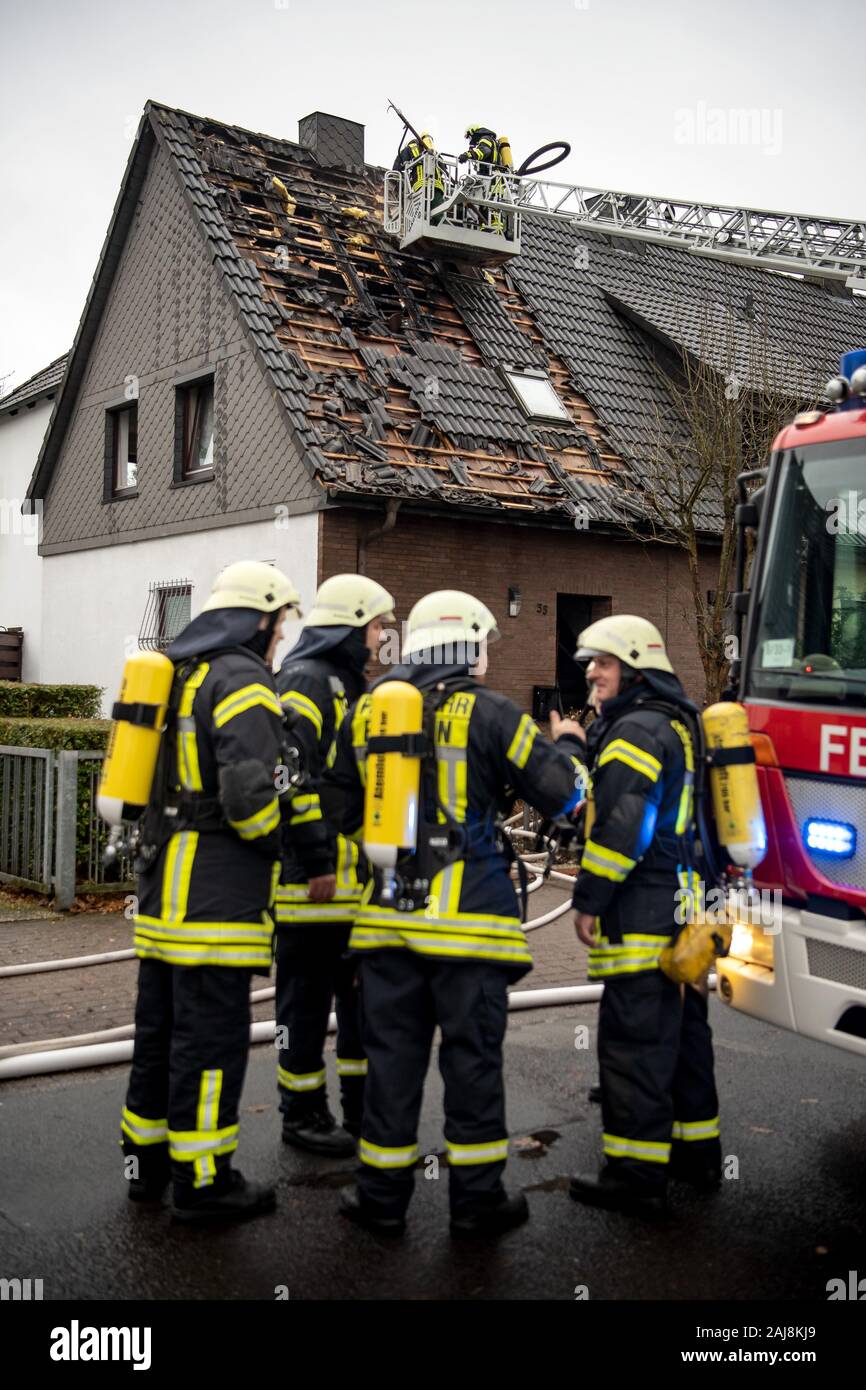 Firefighters working on roof hi-res stock photography and images - Alamy