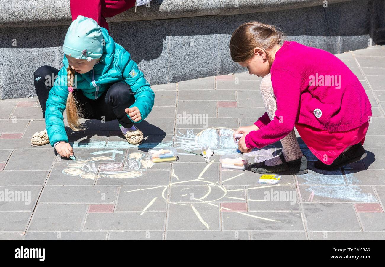 Kids draw on pavement hi-res stock photography and images - Alamy