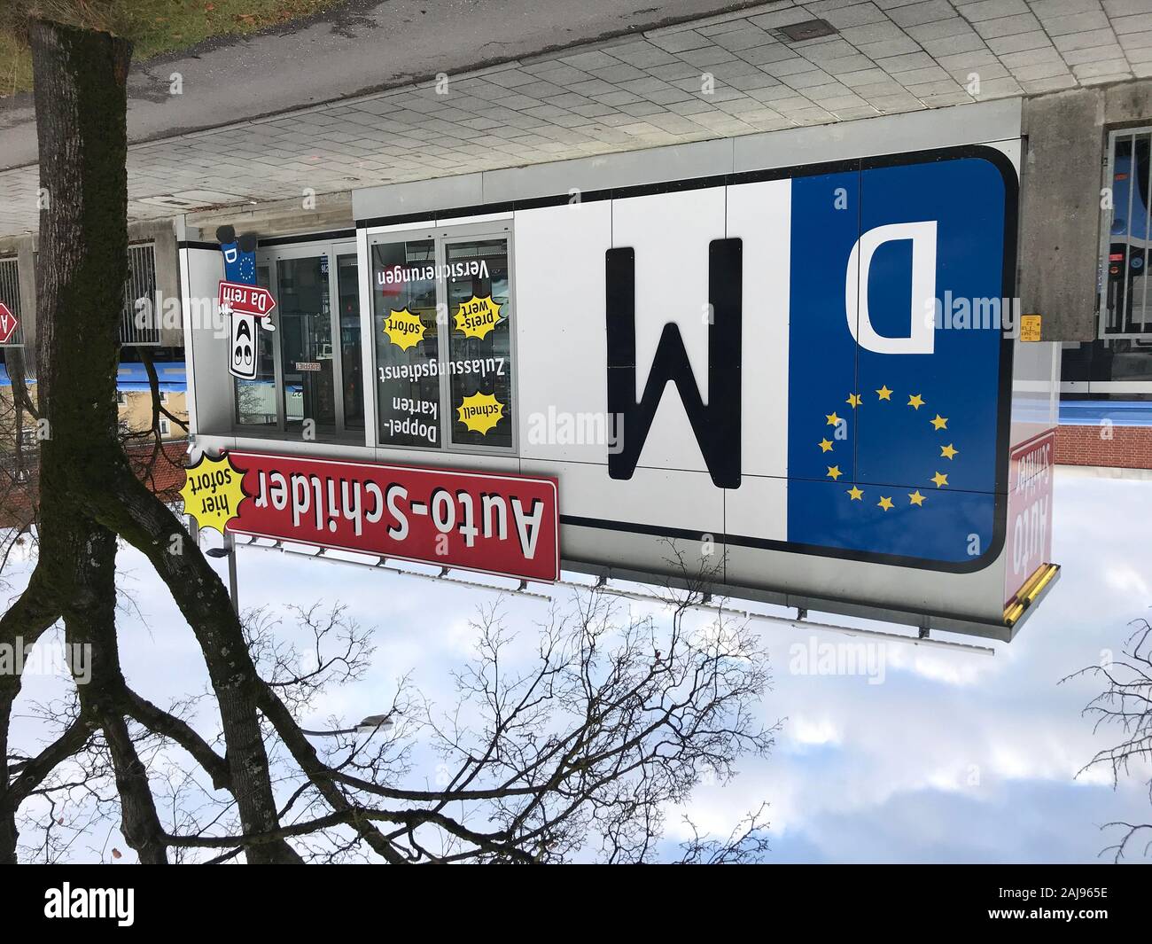 Munich, Deutschland. 28th Dec, 2019. Shop for car signs in Munich Laim ...