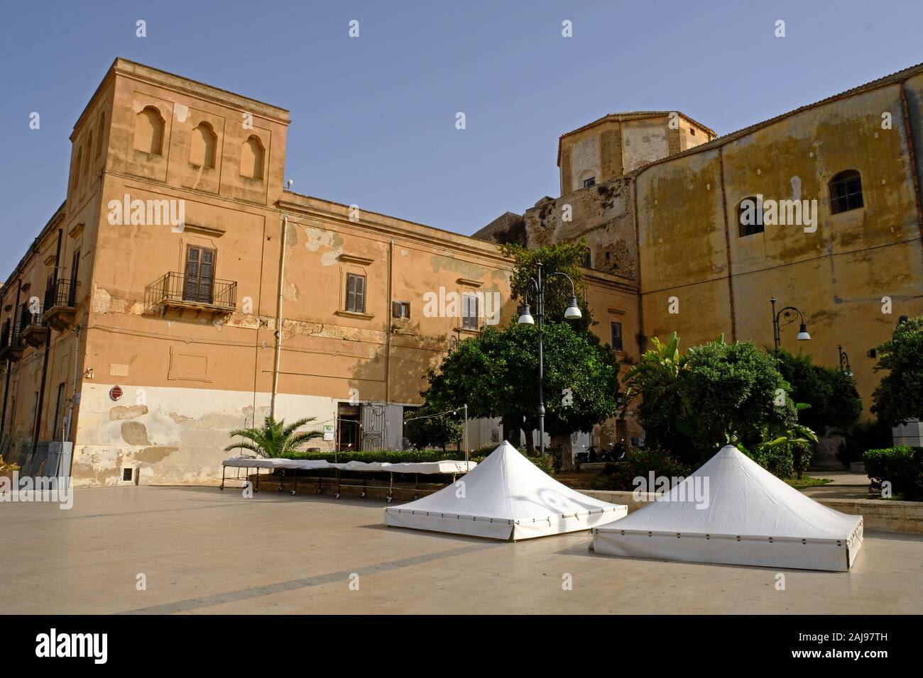 Town piazza (square) in historic district of Sciacca, Sicily Stock ...