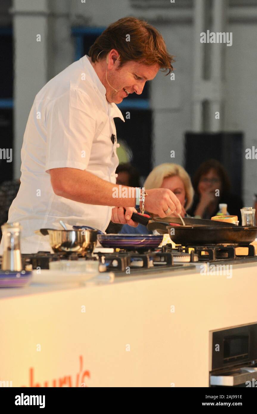 Celebrity chef james martin hi-res stock photography and images - Alamy