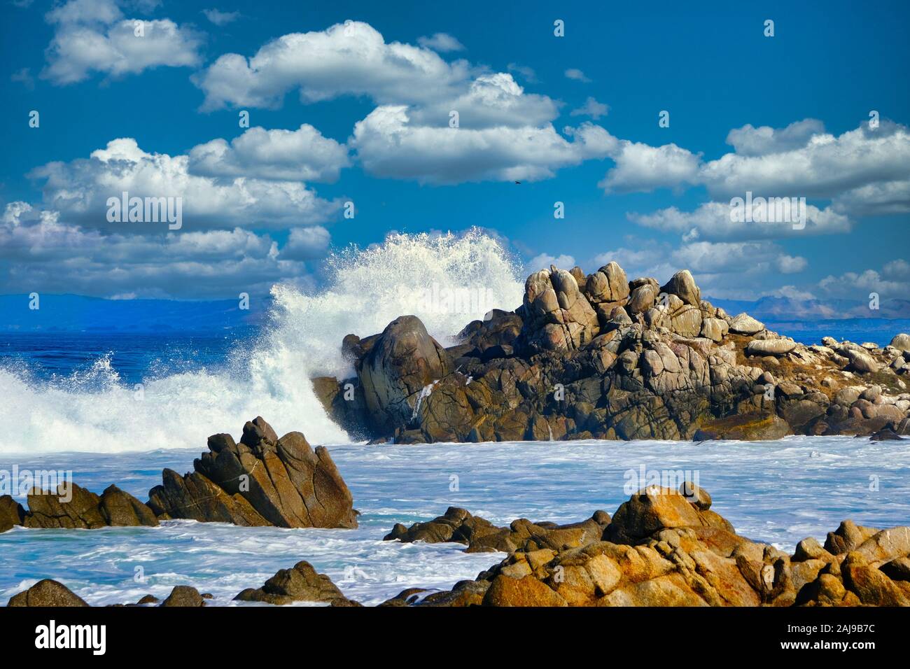Wave crashing against rocks pacific hi-res stock photography and images ...