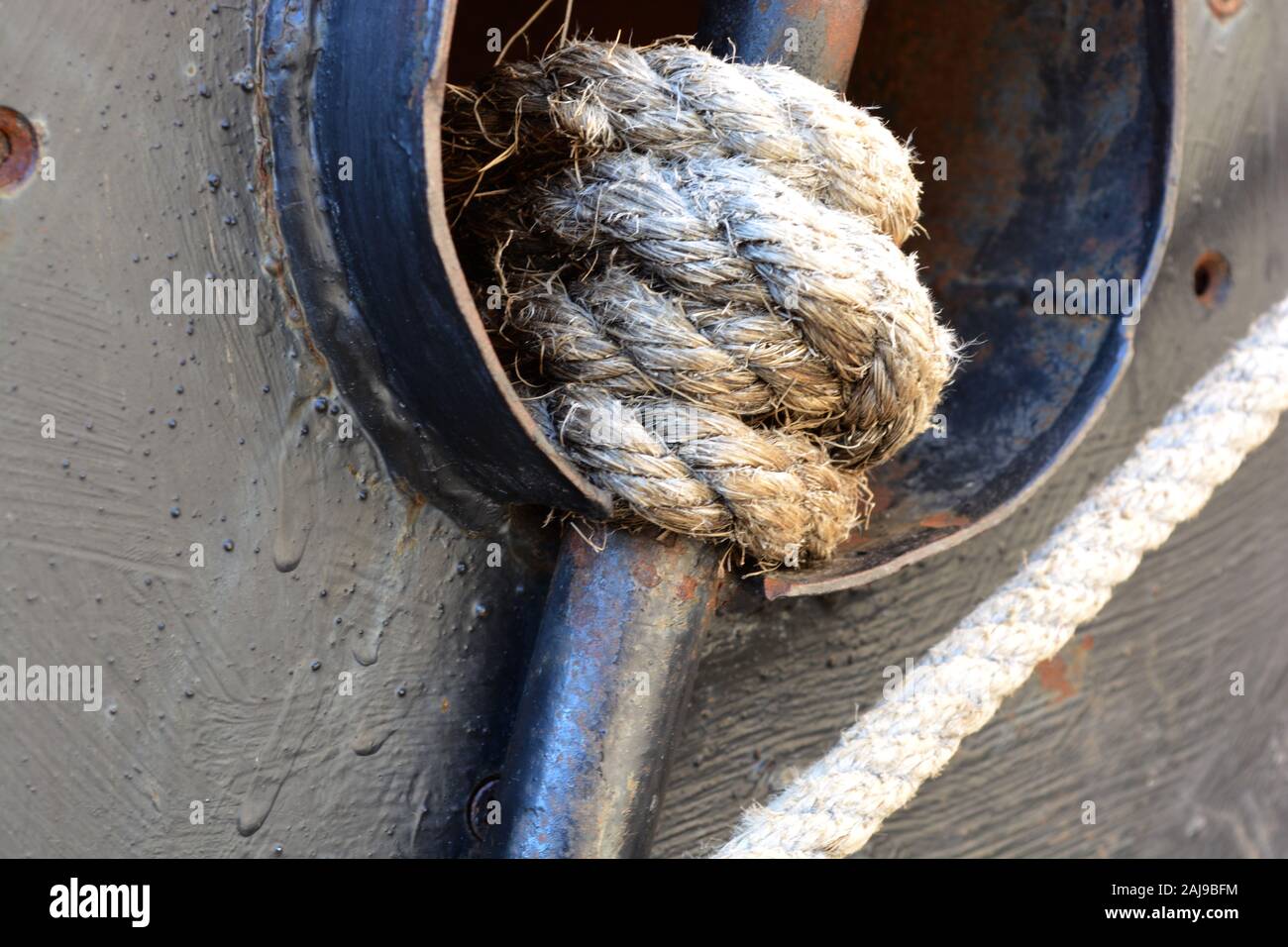 Weathered marine rope against metal , graphic resources, backgrounds ...