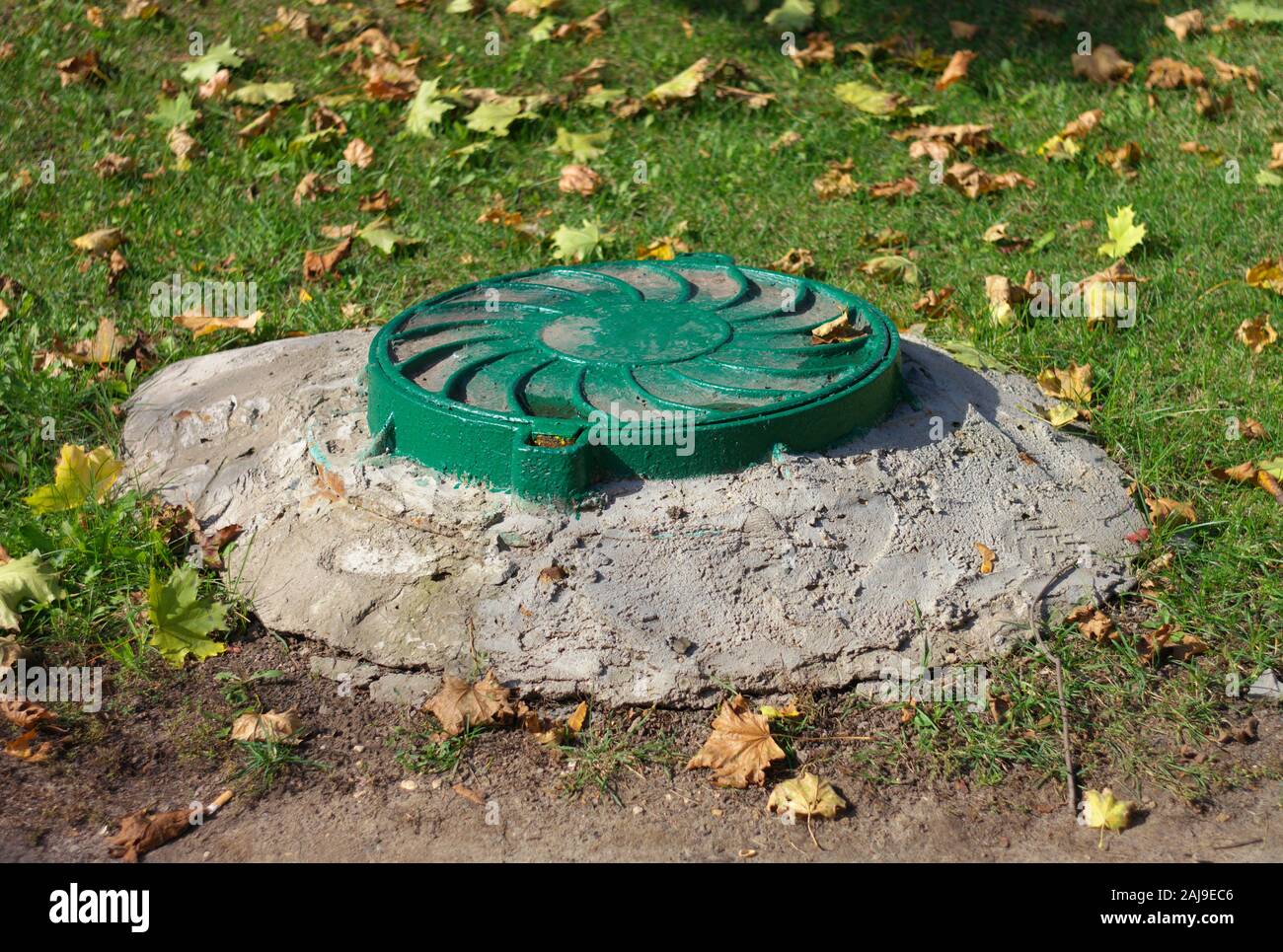 Green manhole hi-res stock photography and images - Alamy
