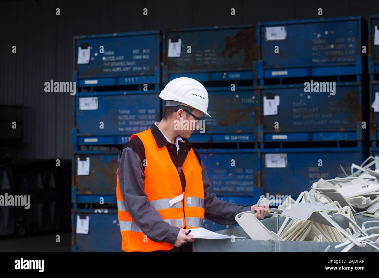 Working outside safety hi-res stock photography and images - Alamy