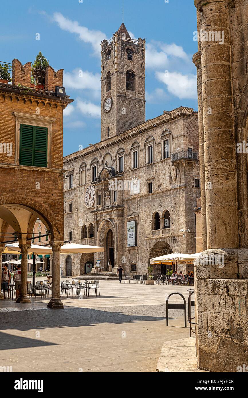 Photos of the beautiful medieval streets and houses of the Umbrian ...