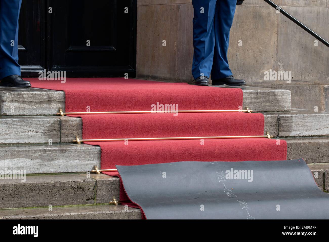 Entrance palace red carpet hi-res stock photography and images - Alamy